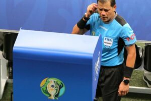 VAR: Videoarbitraje en fútbol 🖥️ Guía qué es árbitro asistente | COMPETIZE