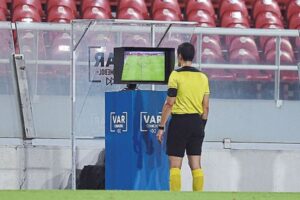 VAR: Videoarbitraje en fútbol 🖥️ Guía qué es árbitro asistente | COMPETIZE