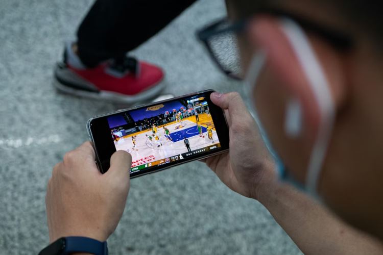 Digital Fandom: How Fans Live Sports | COMPETIZE